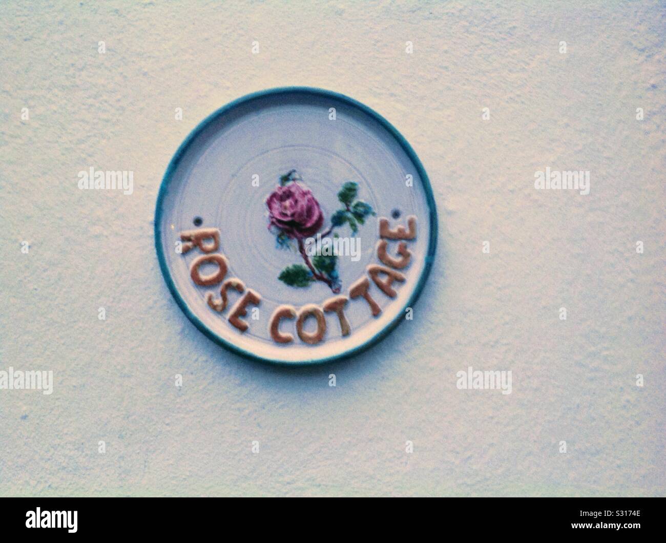 Rose cottage sign hi-res stock photography and images - Alamy