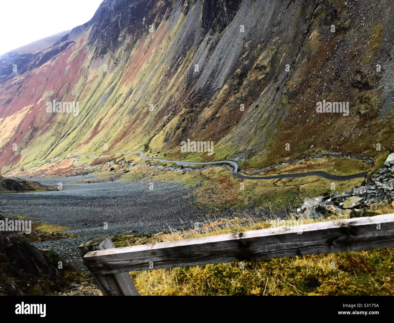 Long road and mountains hi-res stock photography and images - Alamy
