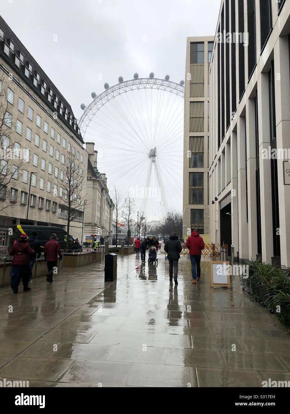 London eye in distance between two buildings Stock Photo - Alamy