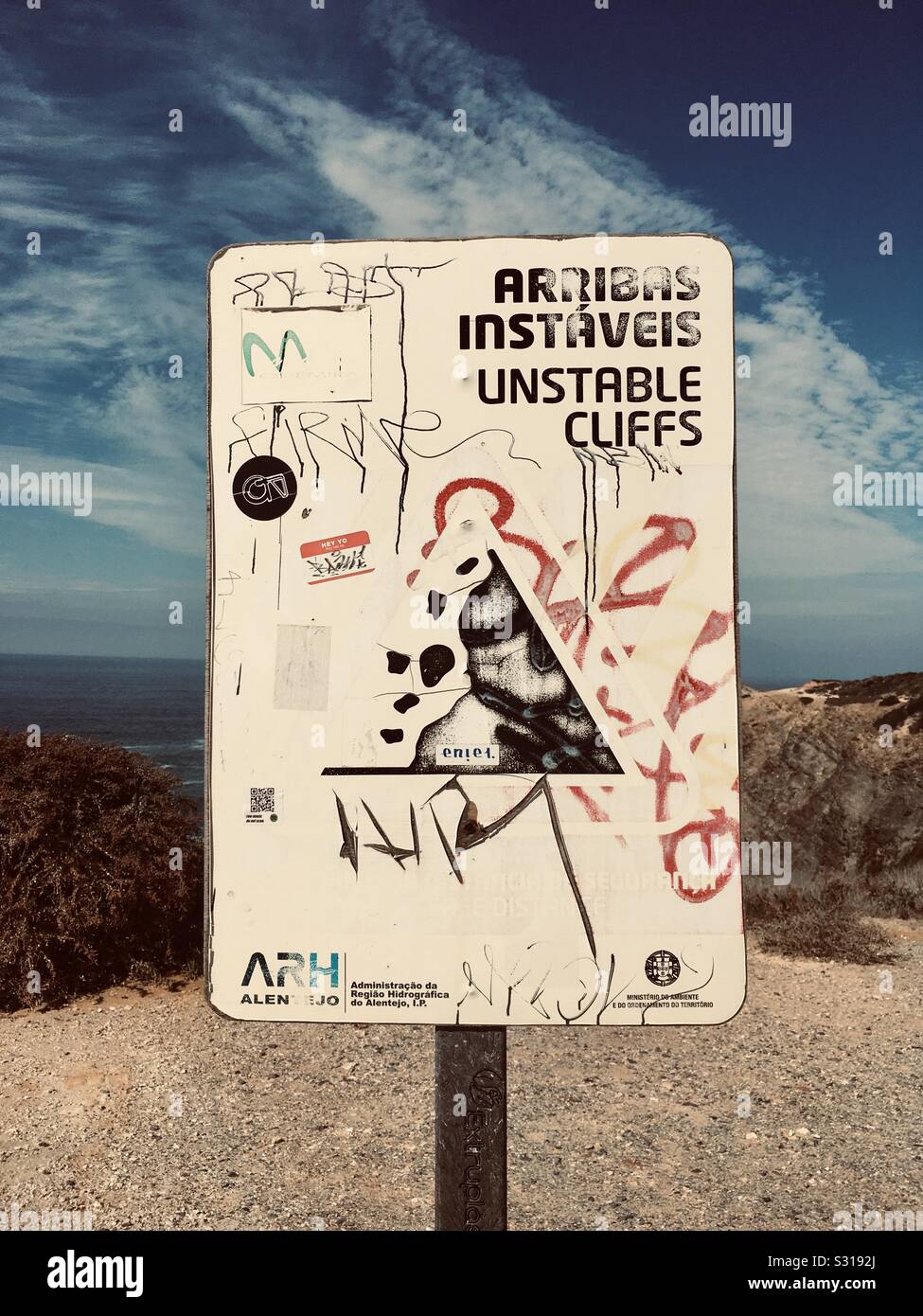 Danger unstable cliff edge warning hi-res stock photography and images ...