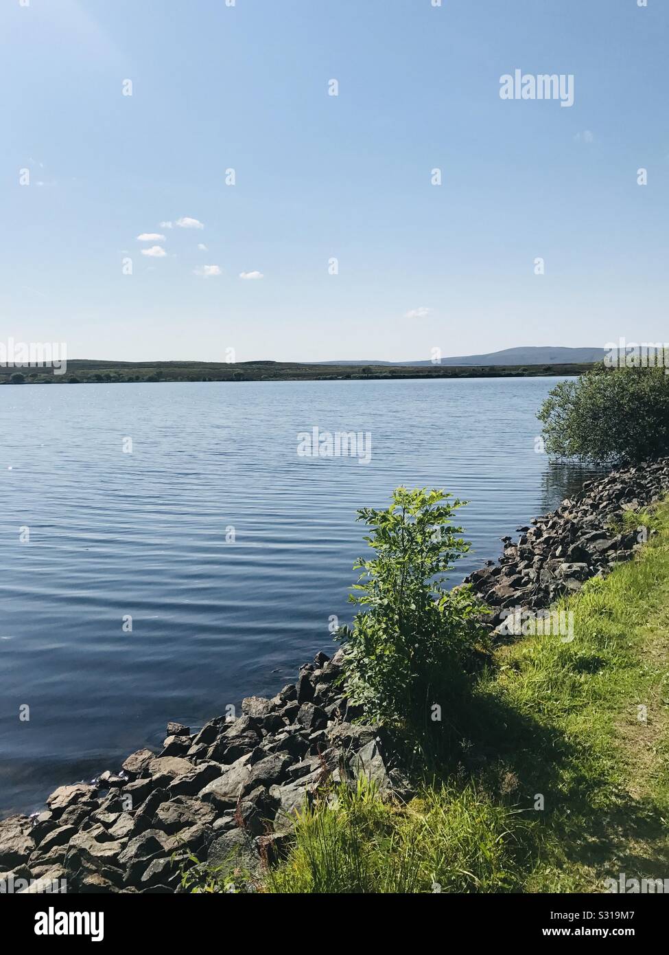 Lake water edge hi-res stock photography and images - Alamy