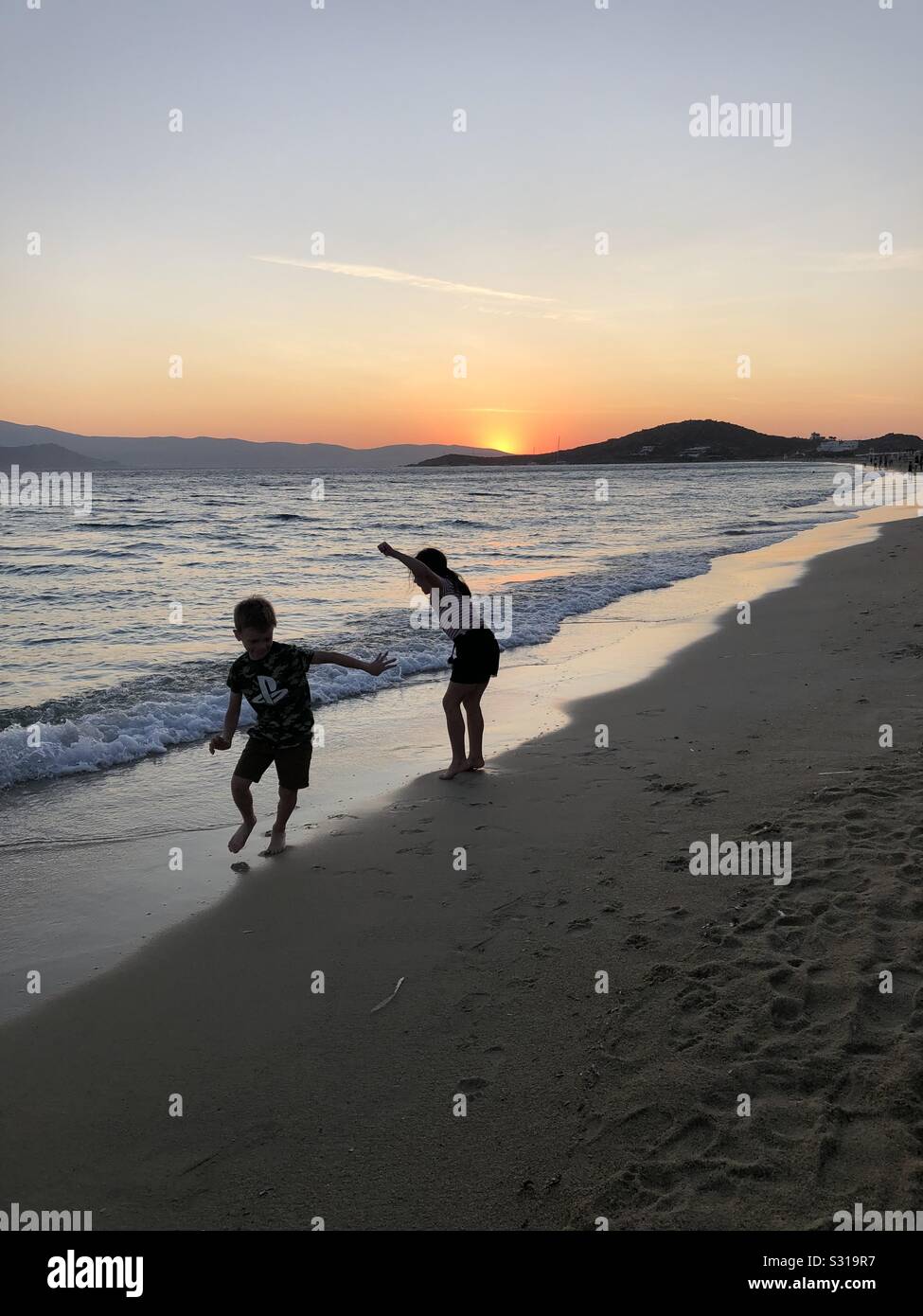 Kids playing with waves hi-res stock photography and images - Alamy
