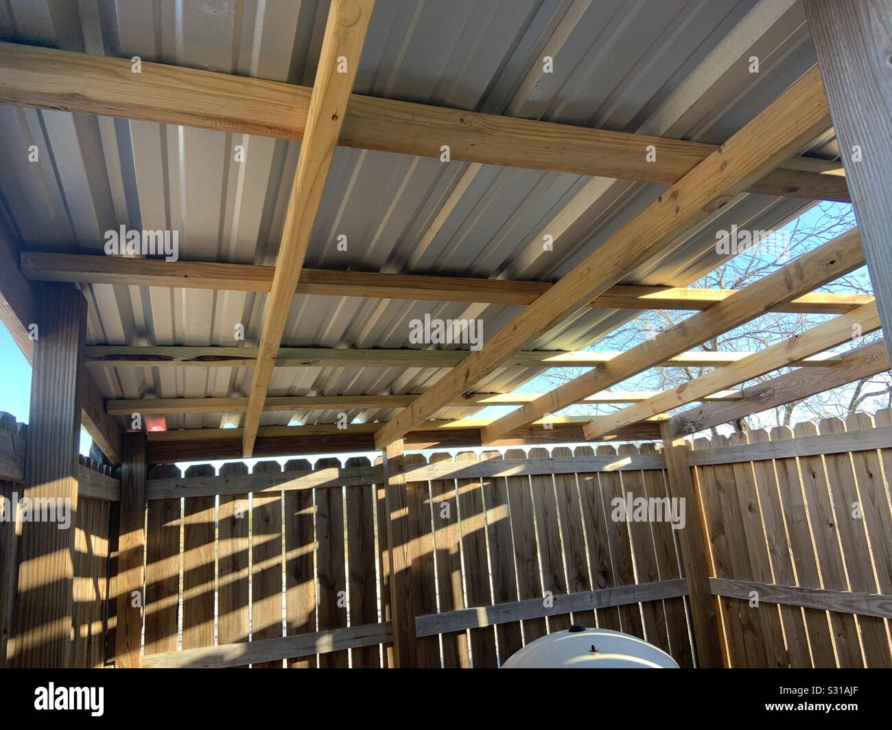 Well with roof hi-res stock photography and images - Alamy