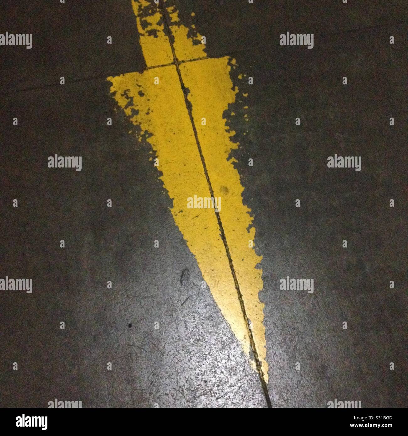 Yellow arrow signs hi-res stock photography and images - Alamy