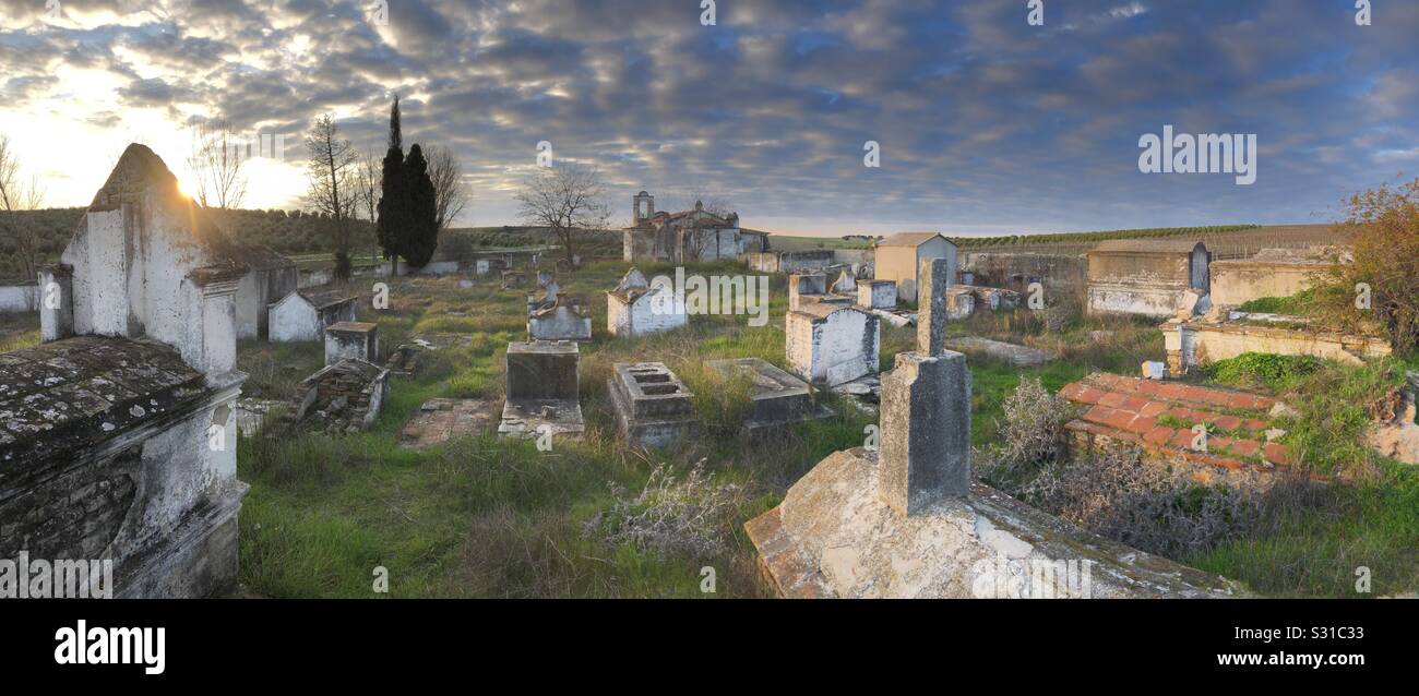 Abandoned graveyard hi-res stock photography and images - Alamy