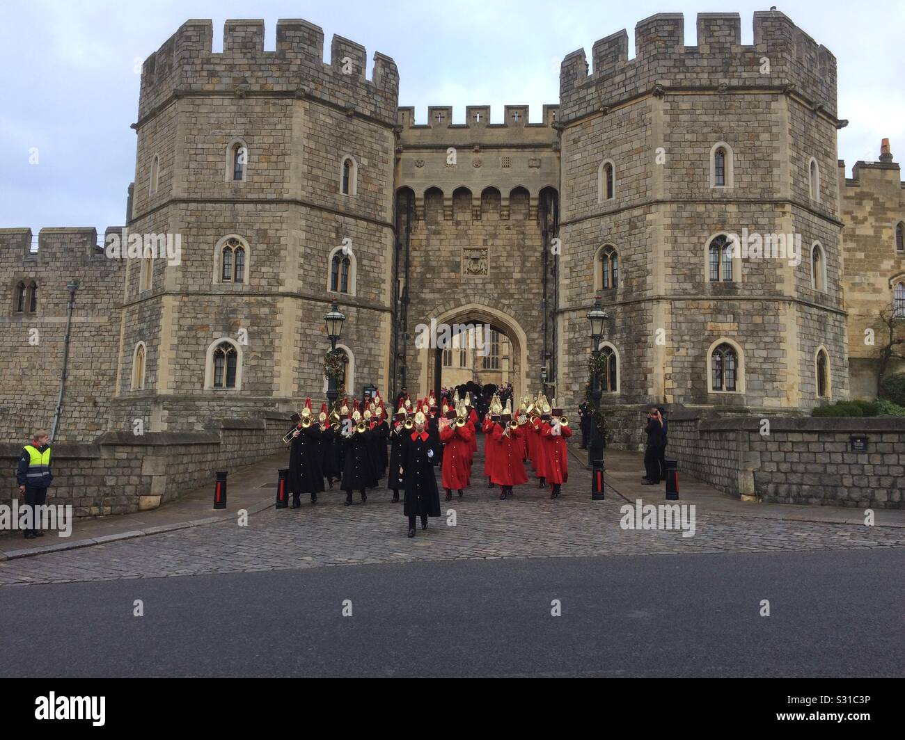 Windsor castle changing the guard hi-res stock photography and images ...
