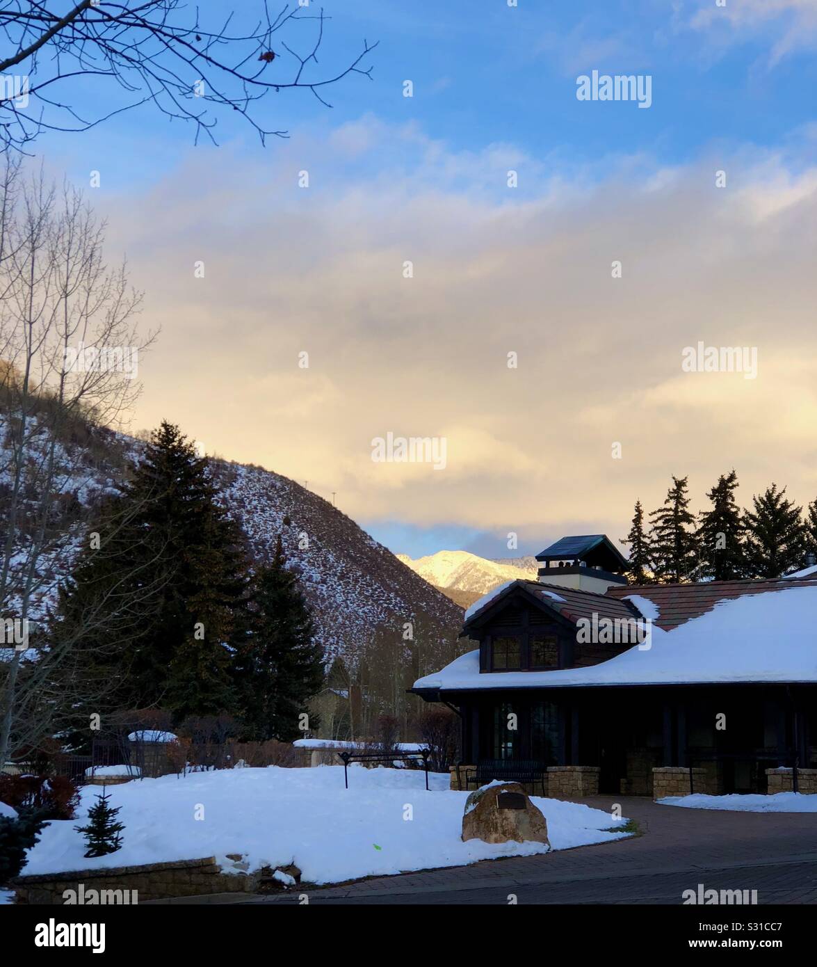 Welcoming guest hi-res stock photography and images - Alamy