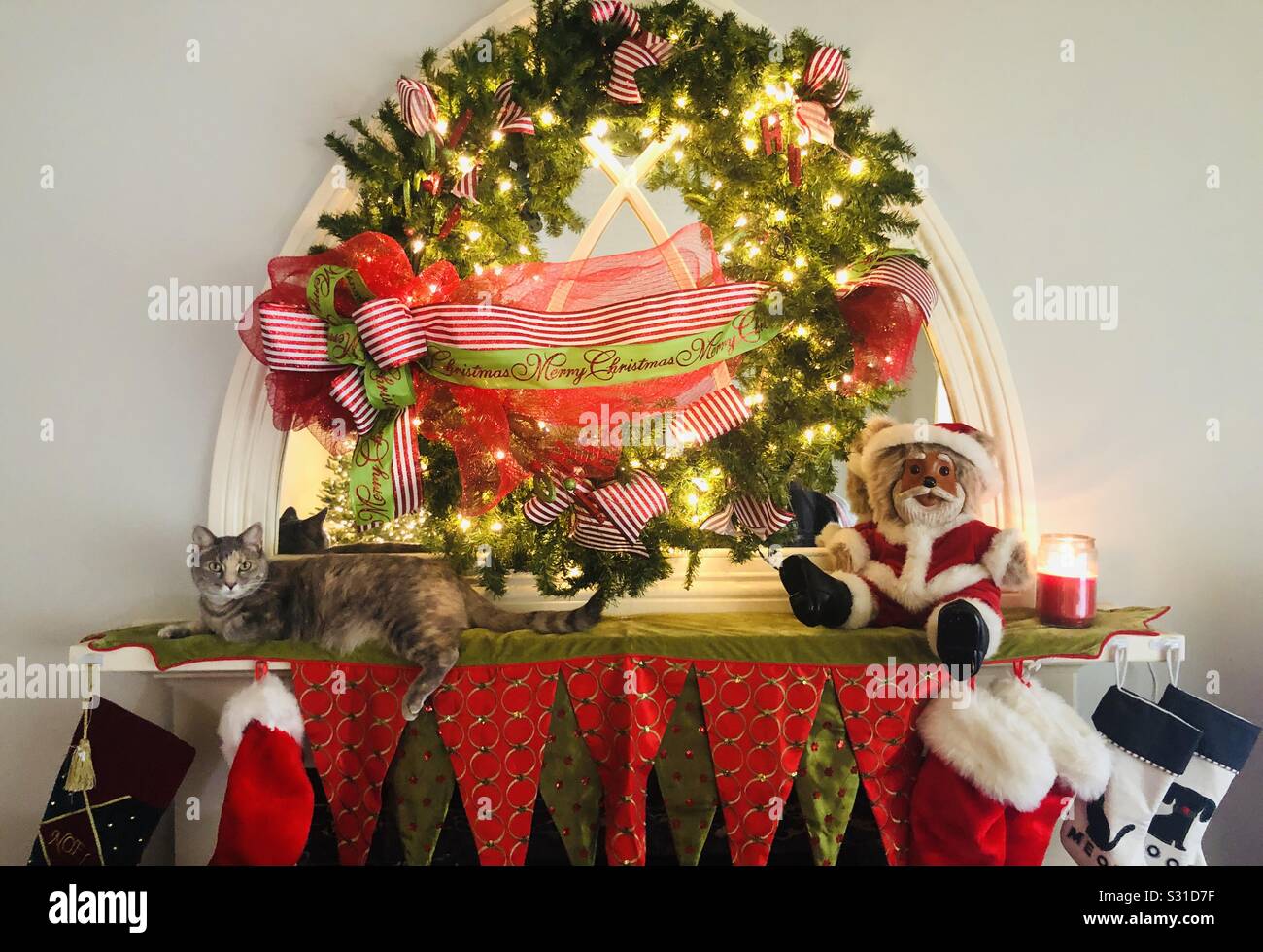 Christmas mantle decorations hi-res stock photography and images - Alamy