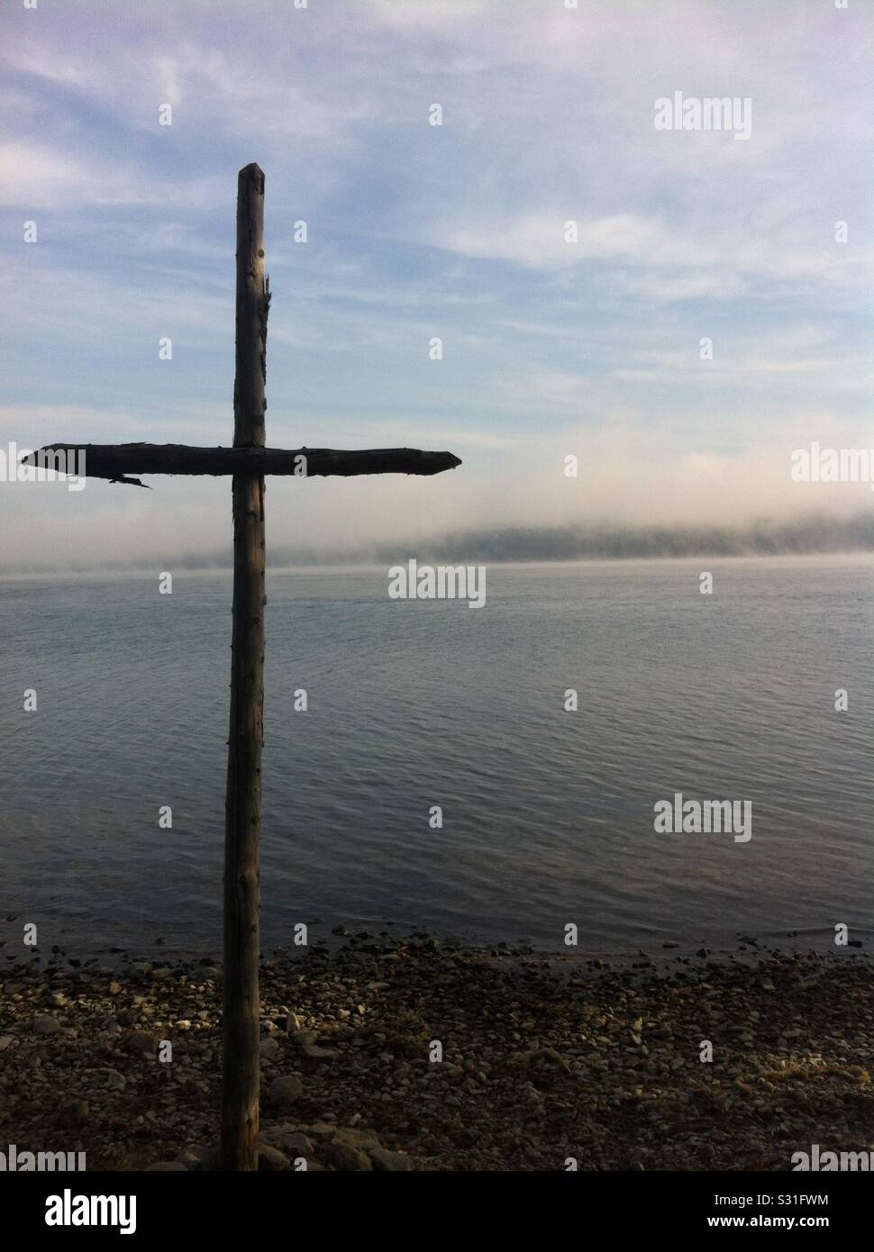 Cross by lake hi-res stock photography and images - Alamy