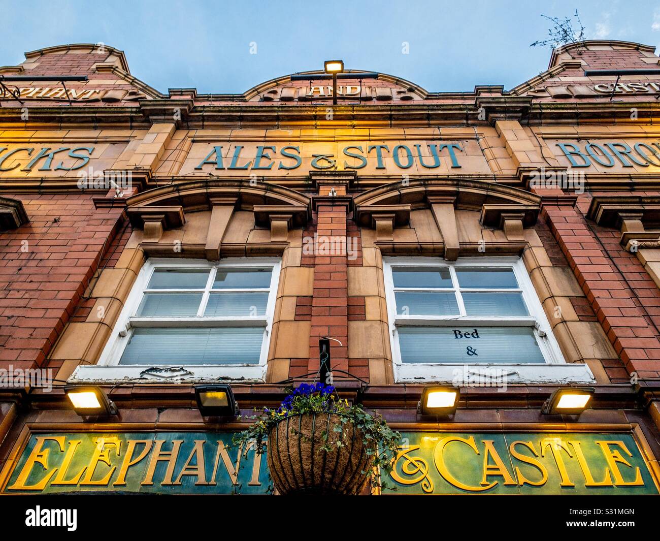 Elephant and castle pub hi-res stock photography and images - Alamy