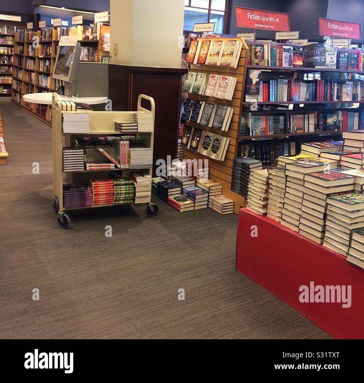 Shelf bookstore hi-res stock photography and images - Alamy