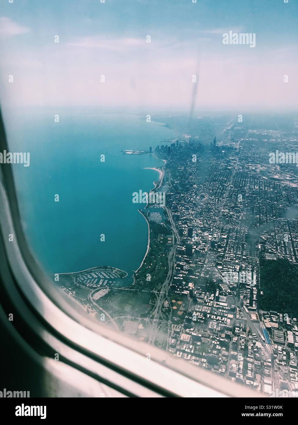 Flying into chicago hi-res stock photography and images - Alamy