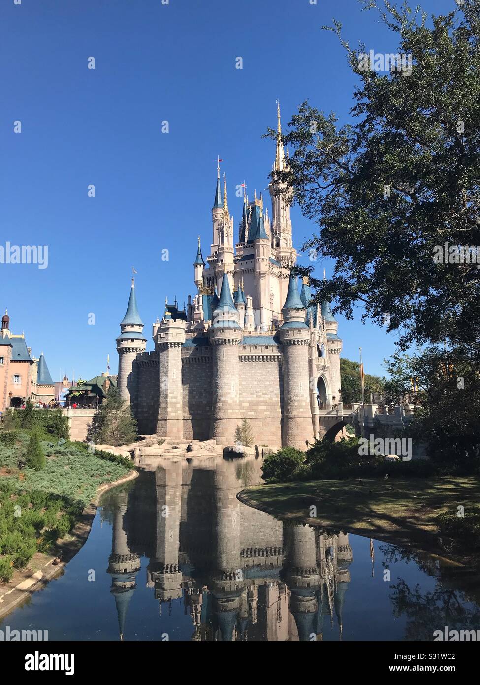 Disney castle magic kingdom disneyland hi-res stock photography and ...