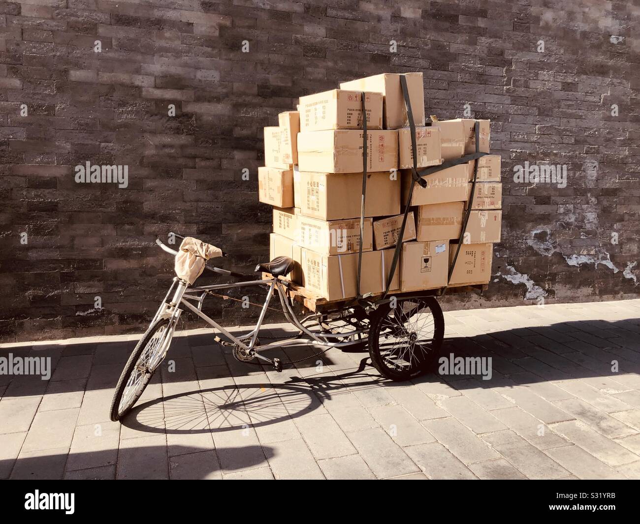 Deliver parcel hi-res stock photography and images - Alamy