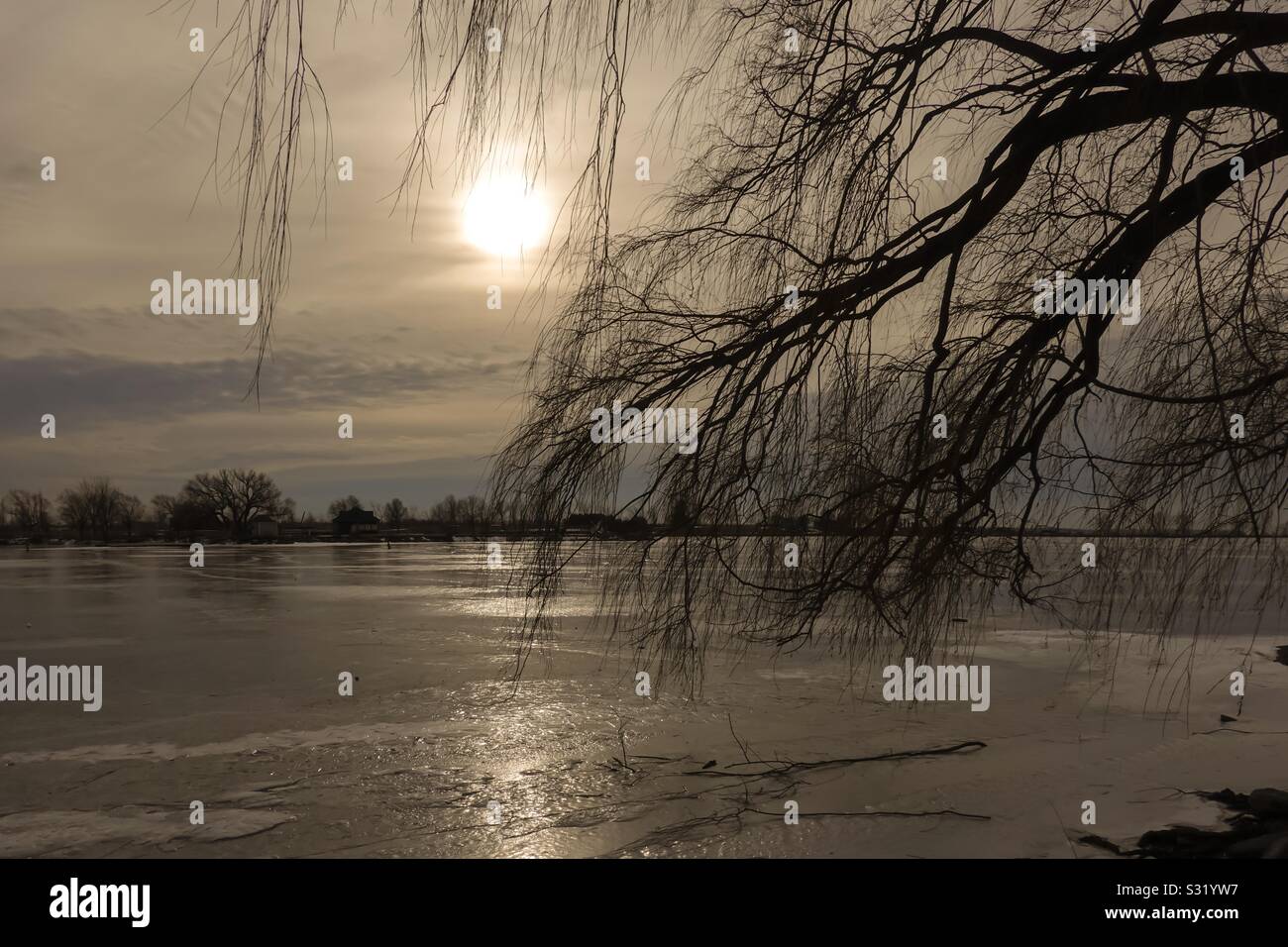 Reflecting sun on ocean water hi-res stock photography and images - Alamy