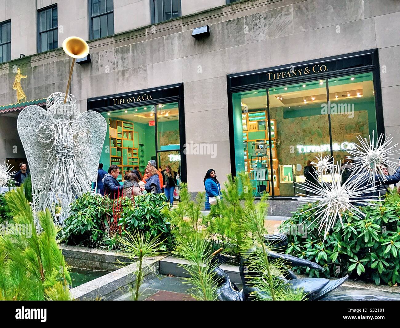 Angels rockefeller center hi-res stock photography and images - Alamy