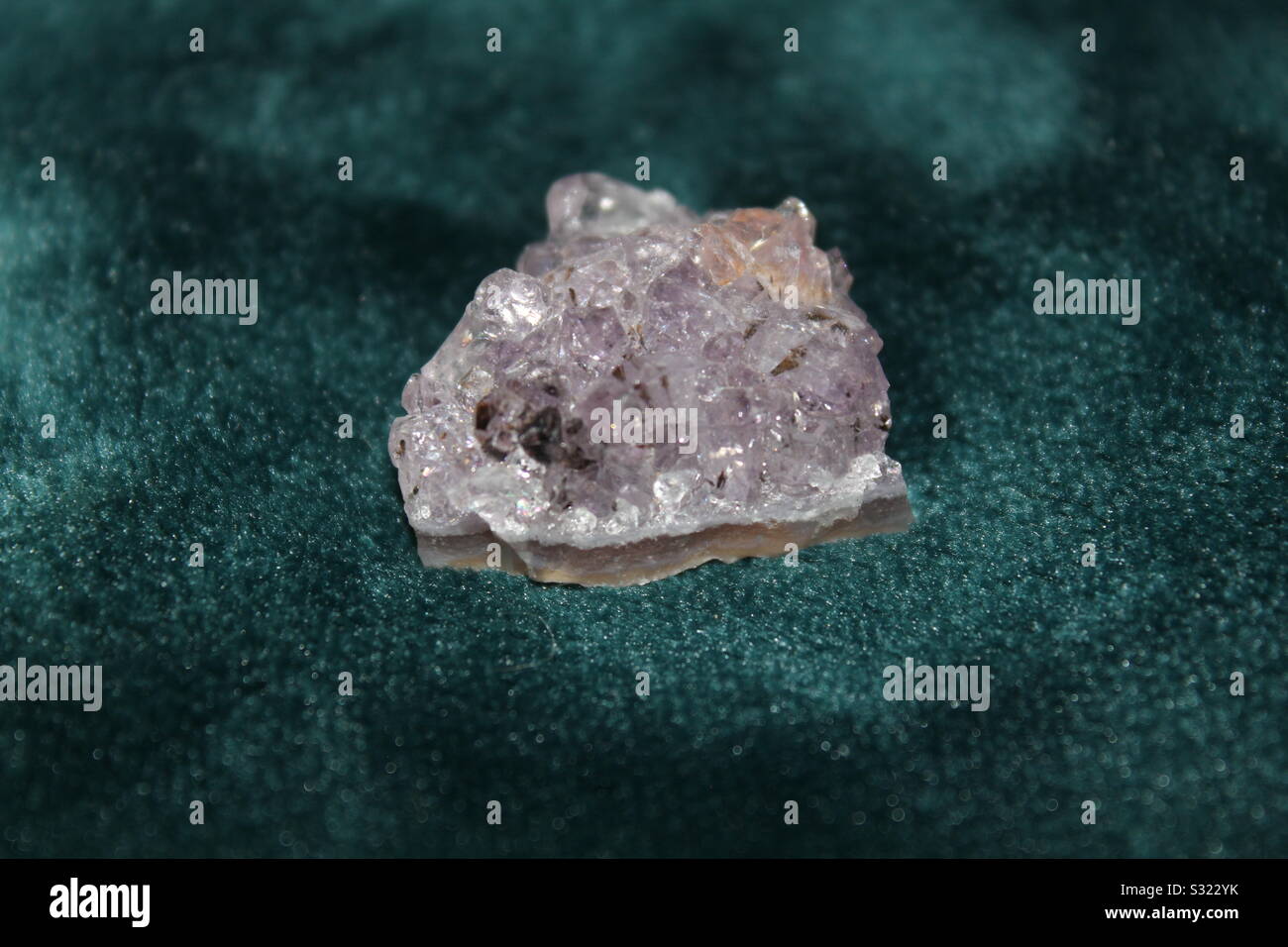Small geode hi-res stock photography and images - Alamy
