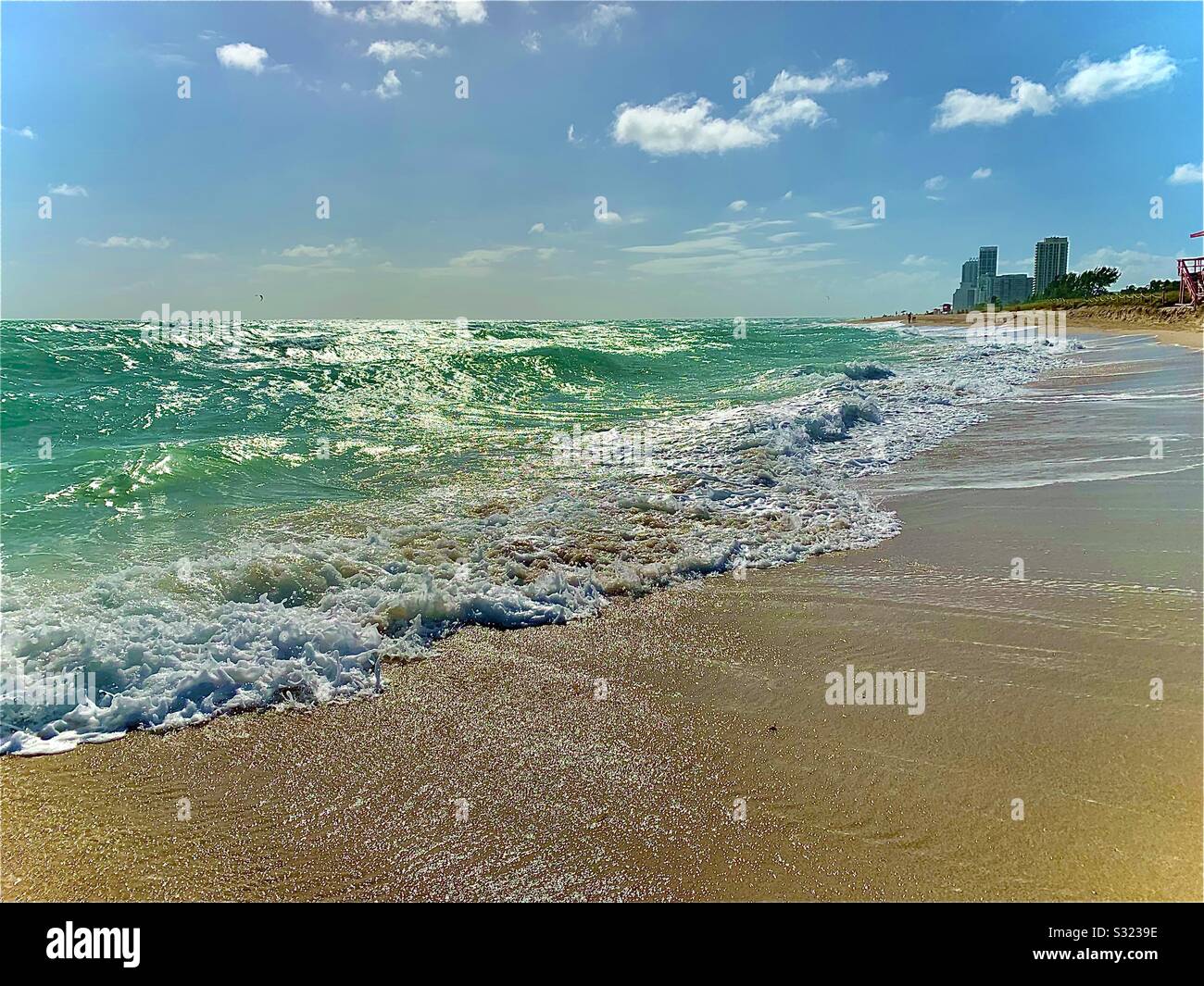 Crystal clear waves hi-res stock photography and images - Alamy