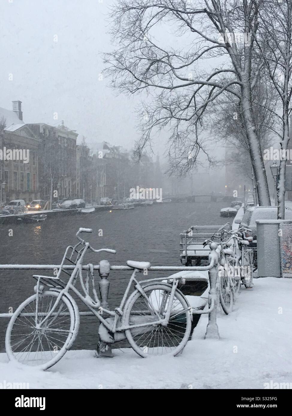 Amsterdam in the snow hi-res stock photography and images - Alamy