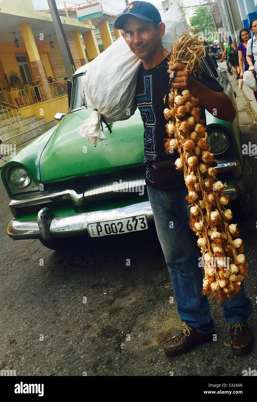 A Cuban man selling garlic in Pinar del Río, Cuba Stock Photo - Alamy