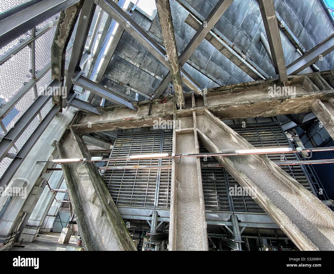 Columns beams hi-res stock photography and images - Alamy