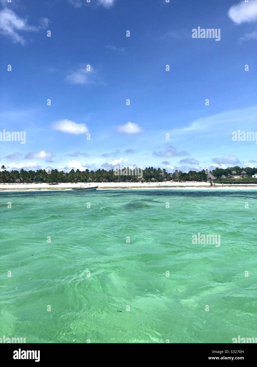 Clear blue ocean hi-res stock photography and images - Alamy