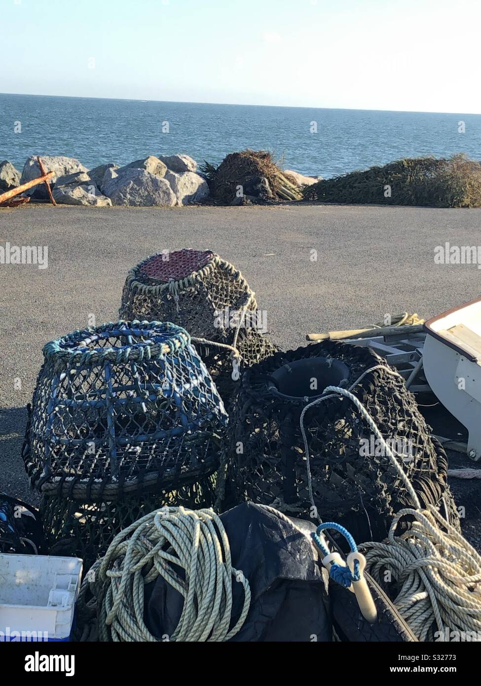 Pots line hi-res stock photography and images - Alamy