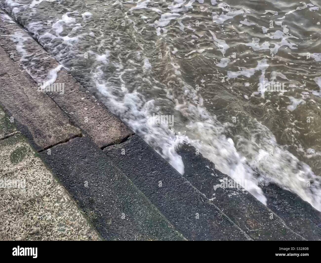 Tide coming in along steps hi-res stock photography and images - Alamy