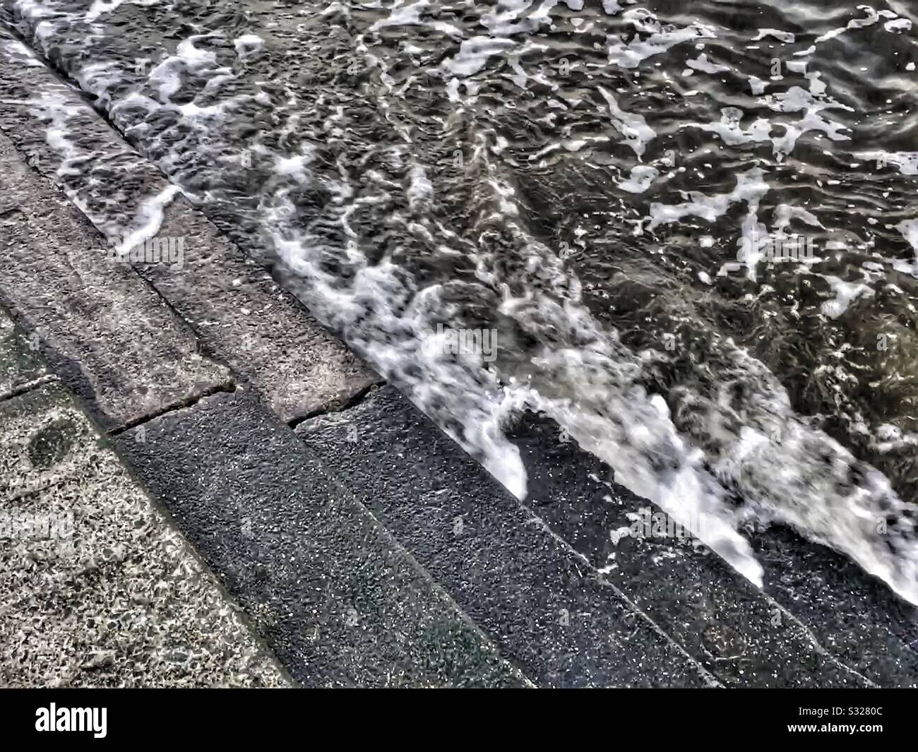 Water flowing down steps hi-res stock photography and images - Alamy