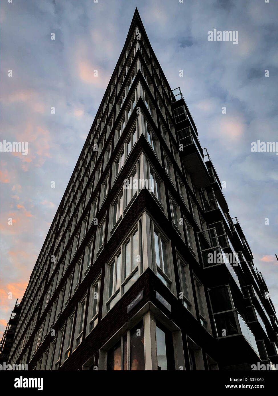 Triangle shape building hi-res stock photography and images - Alamy