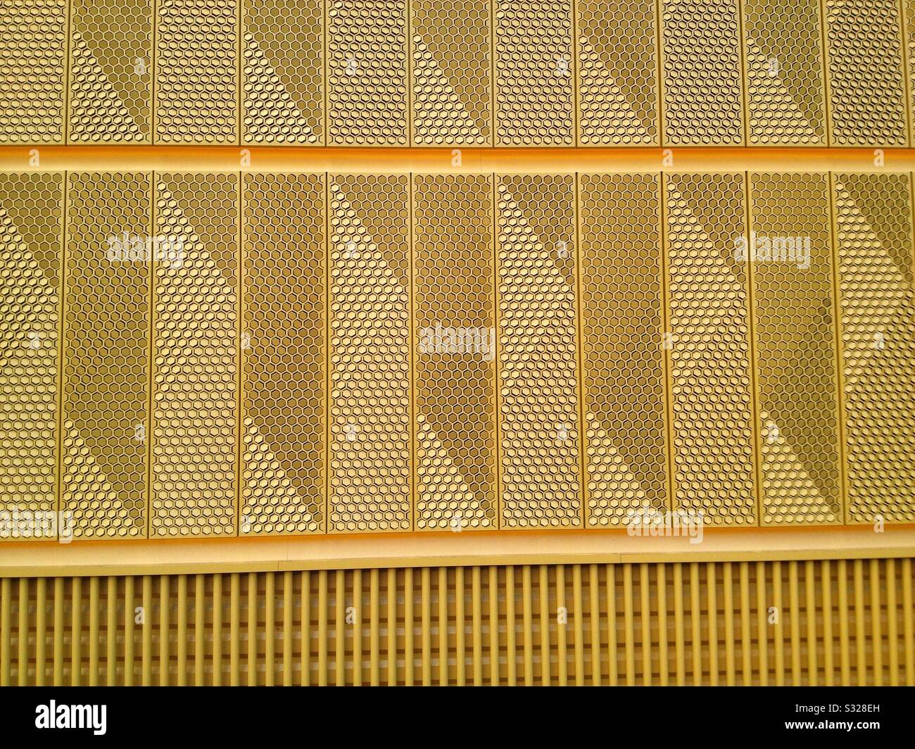 Metal facade hi-res stock photography and images - Alamy