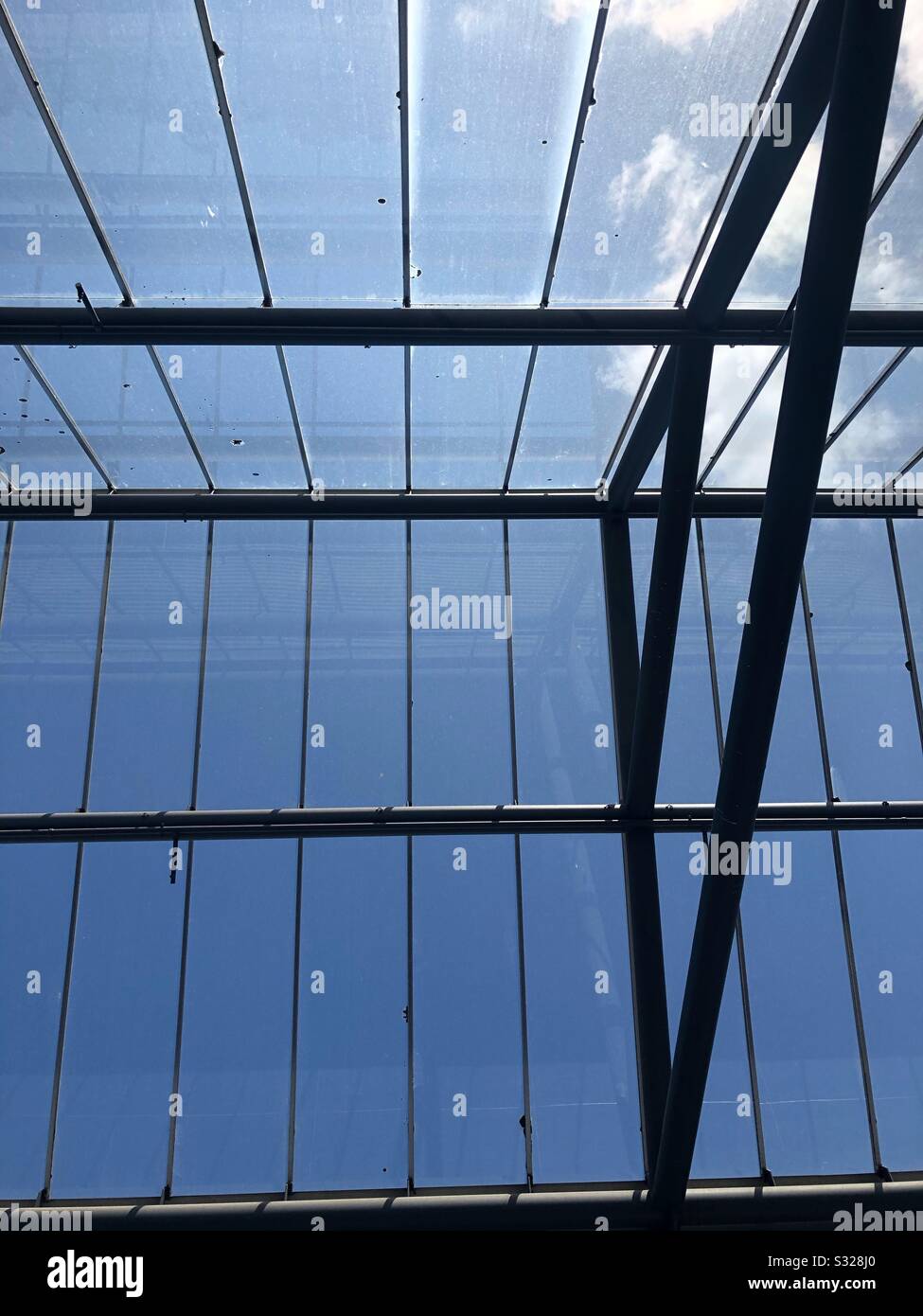 Glass atrium hi-res stock photography and images - Alamy