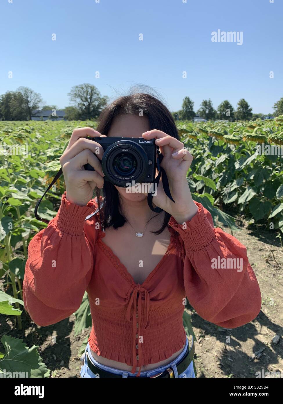 girl capturing a picture Stock Photo - Alamy