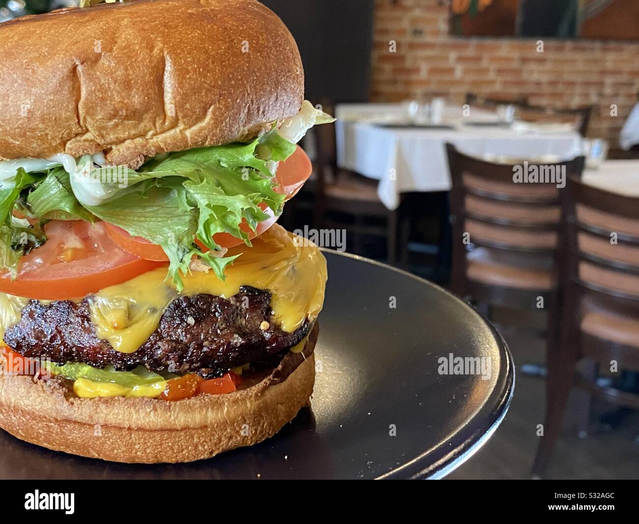 Lettuce cheeseburger hi-res stock photography and images - Alamy