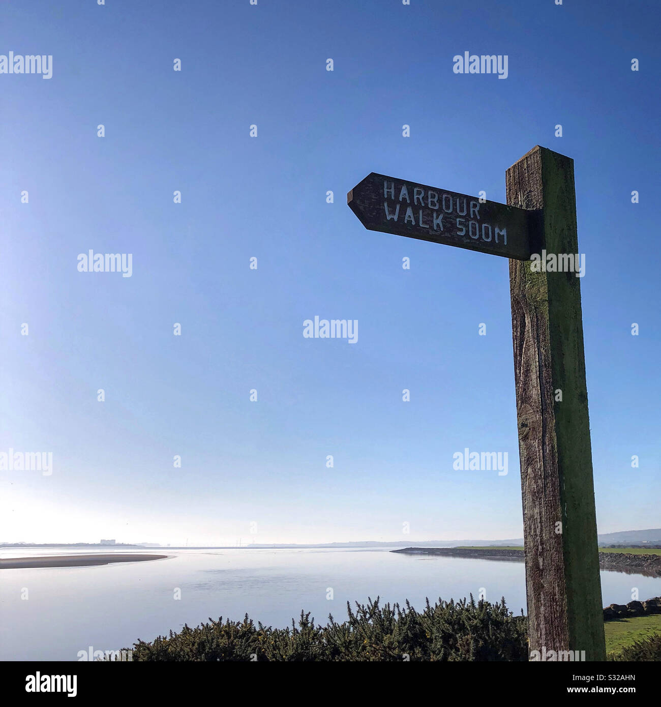 Sign post marking way hi-res stock photography and images - Alamy
