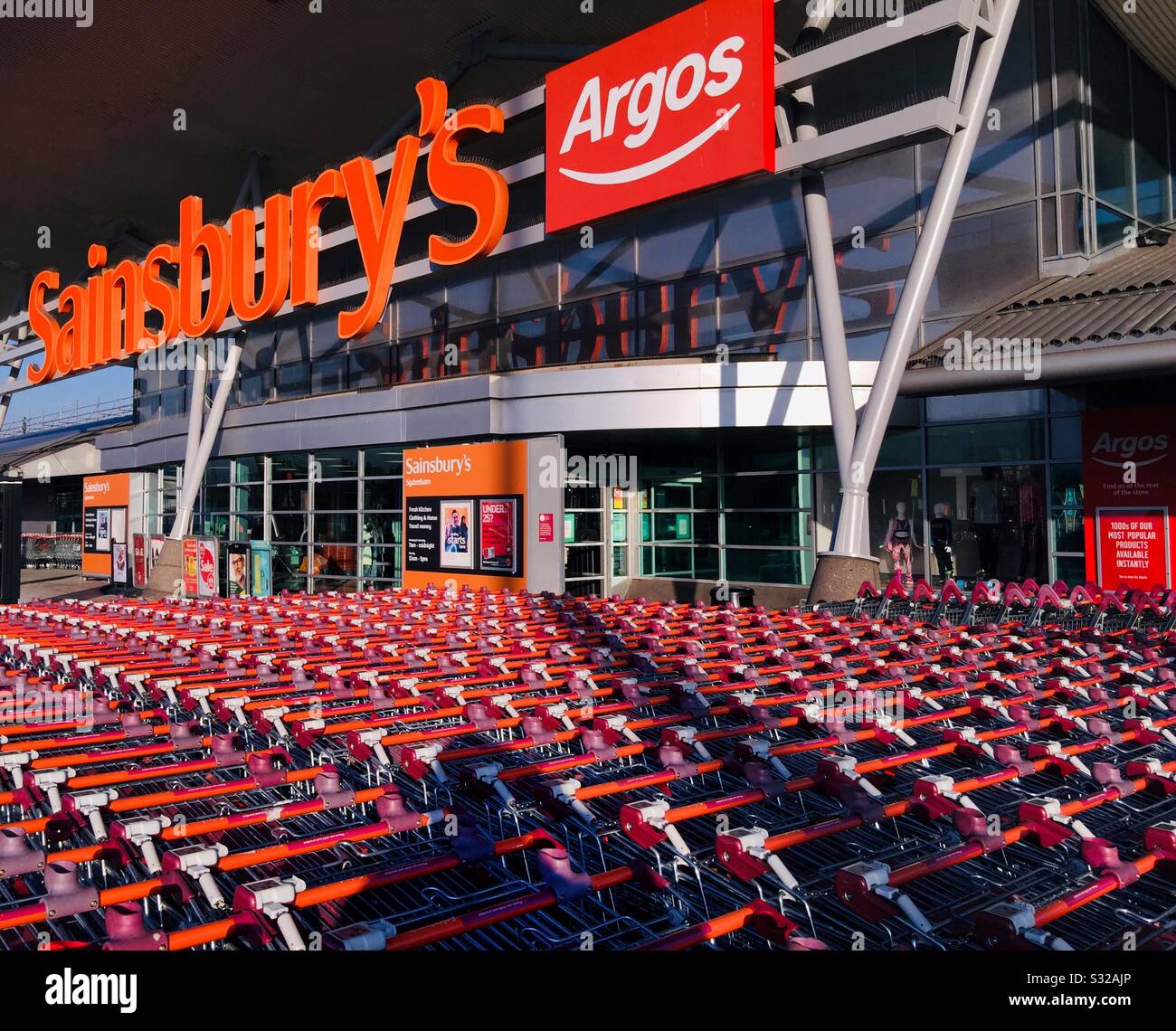 Shopping at argos hi-res stock photography and images - Alamy