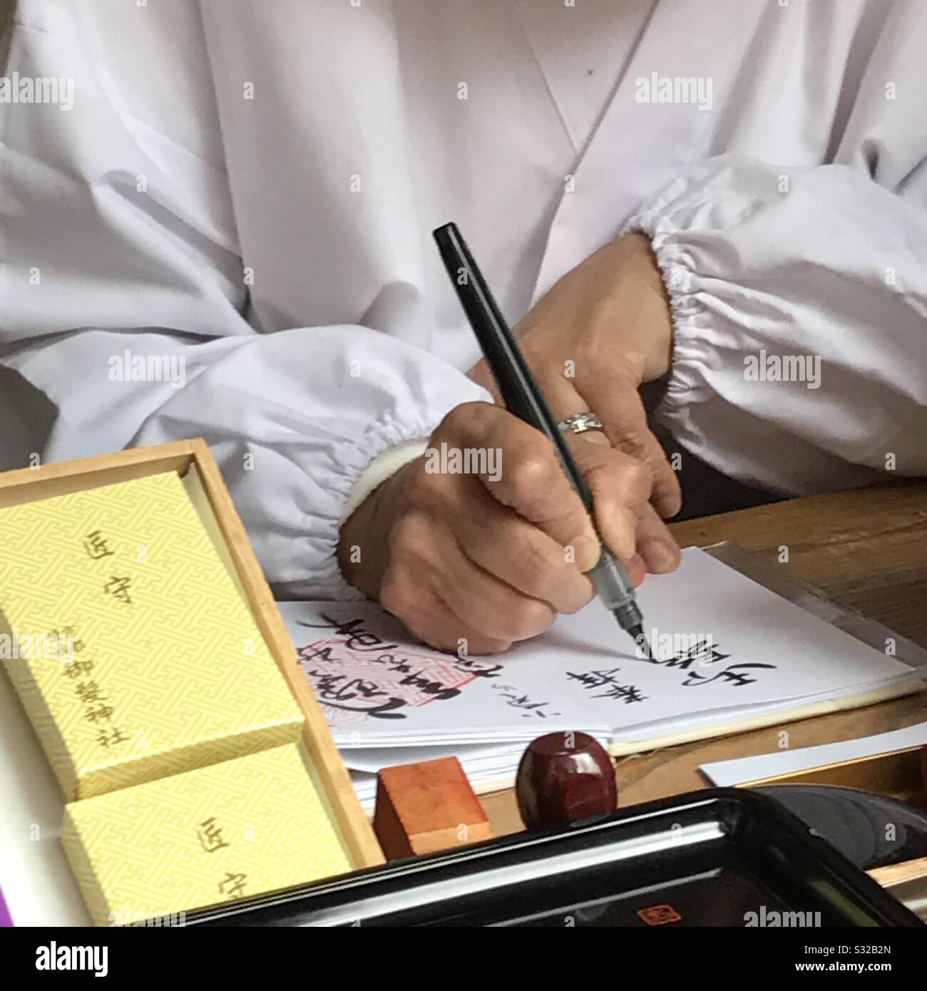 Monk japan calligraphy hi-res stock photography and images - Alamy