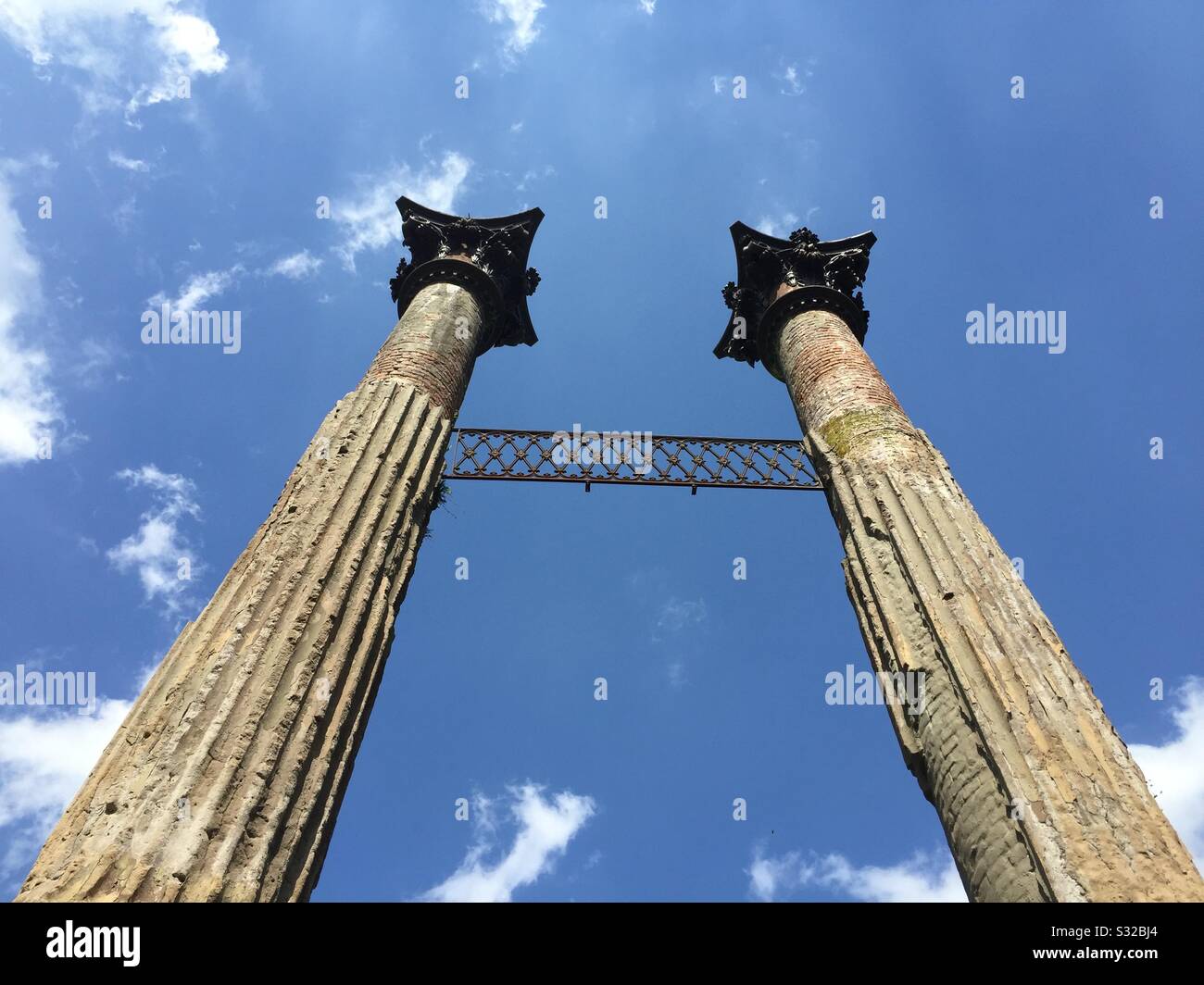 Ruin column hi-res stock photography and images - Alamy
