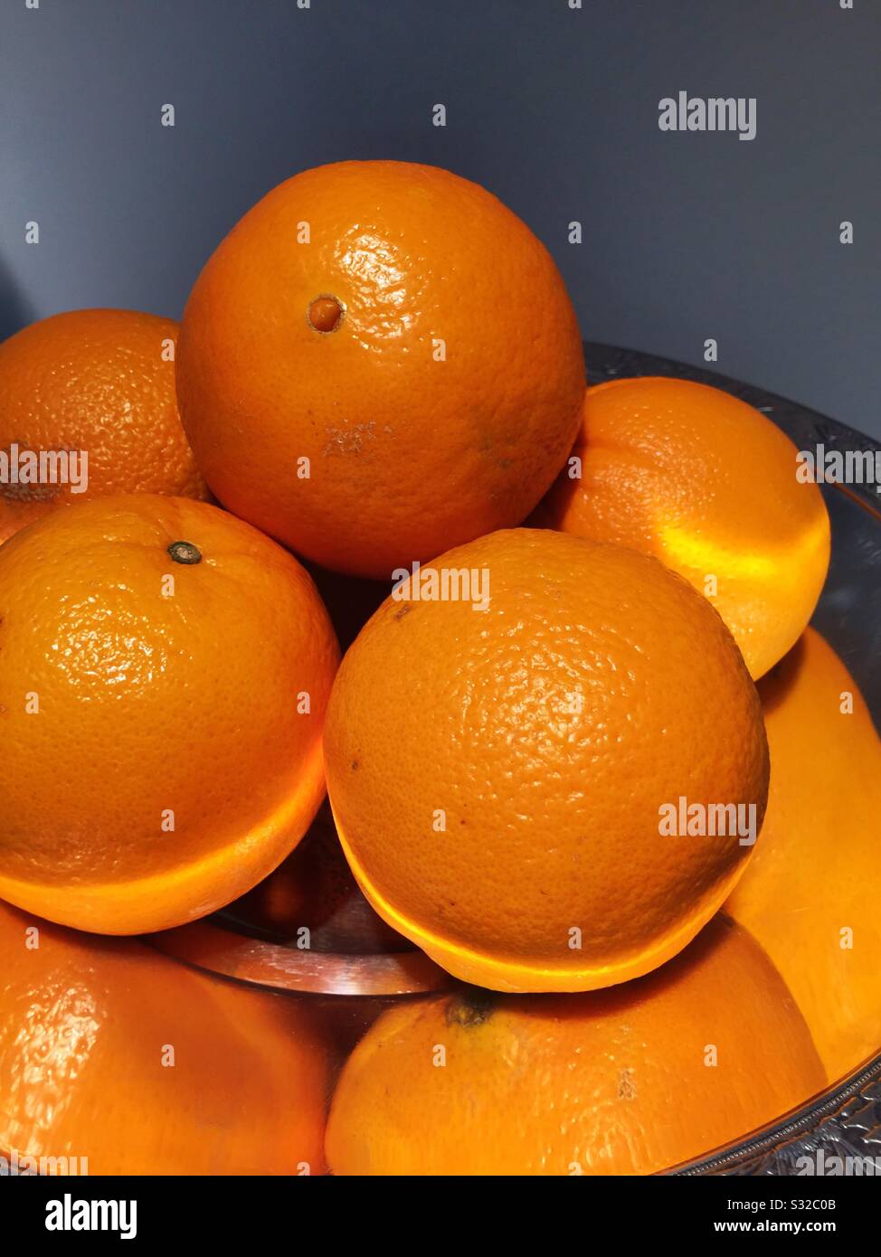 Stack of fresh whole oranges Stock Photo - Alamy