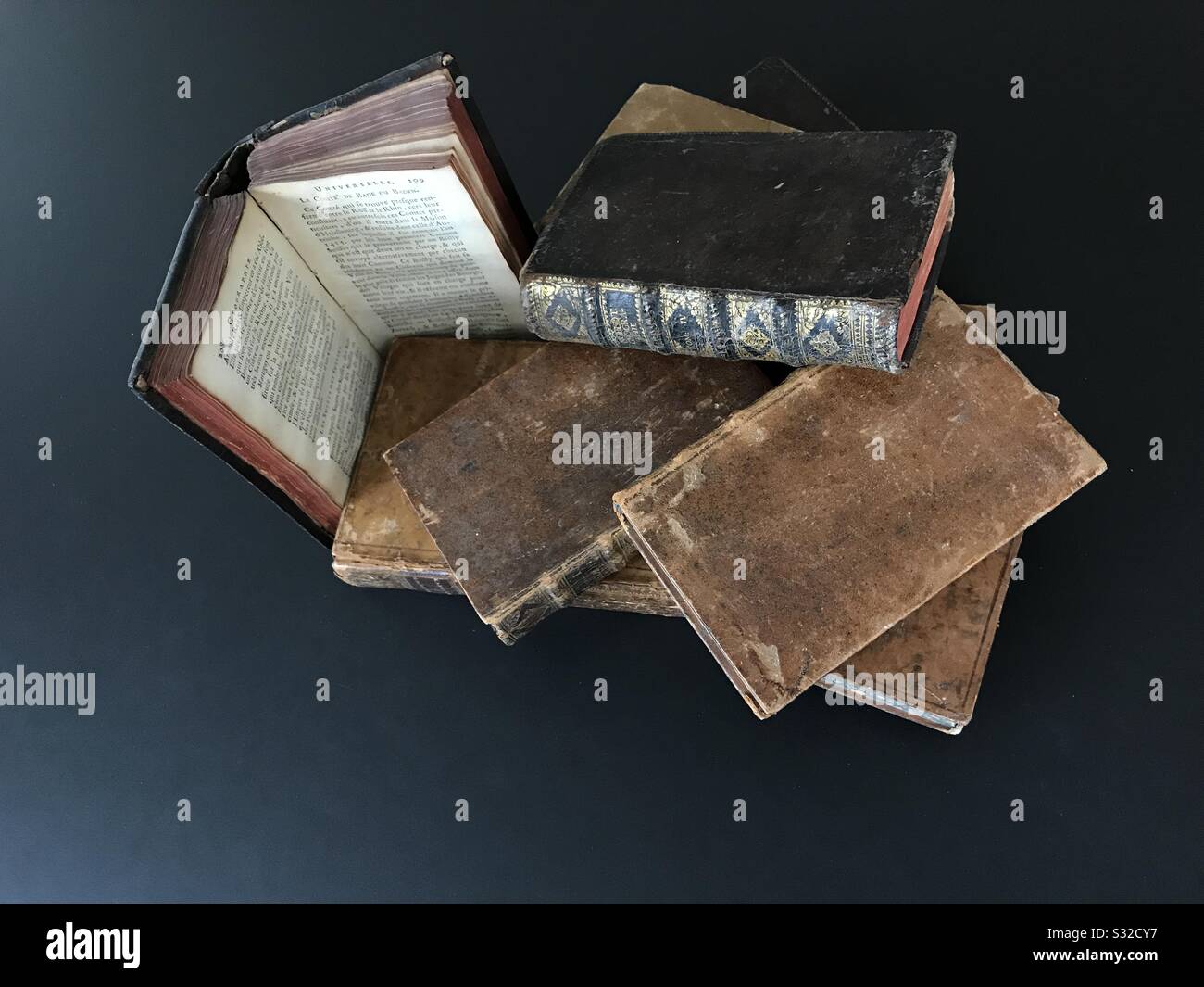 Vintage book pile hi-res stock photography and images - Alamy