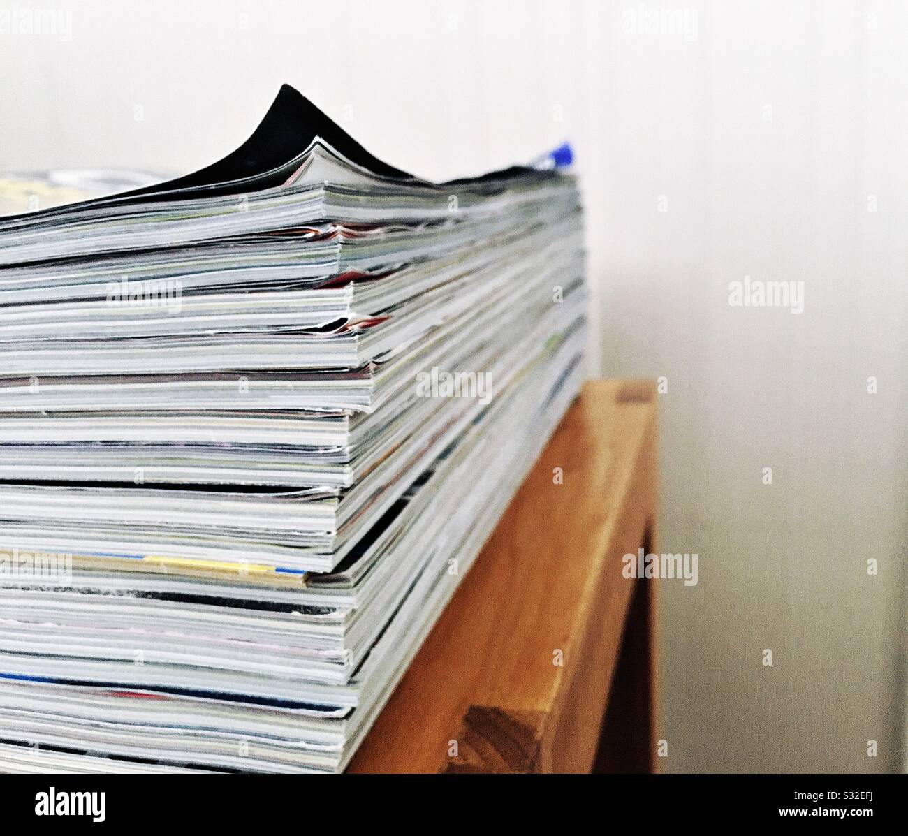 Pile of magazines hi-res stock photography and images - Alamy