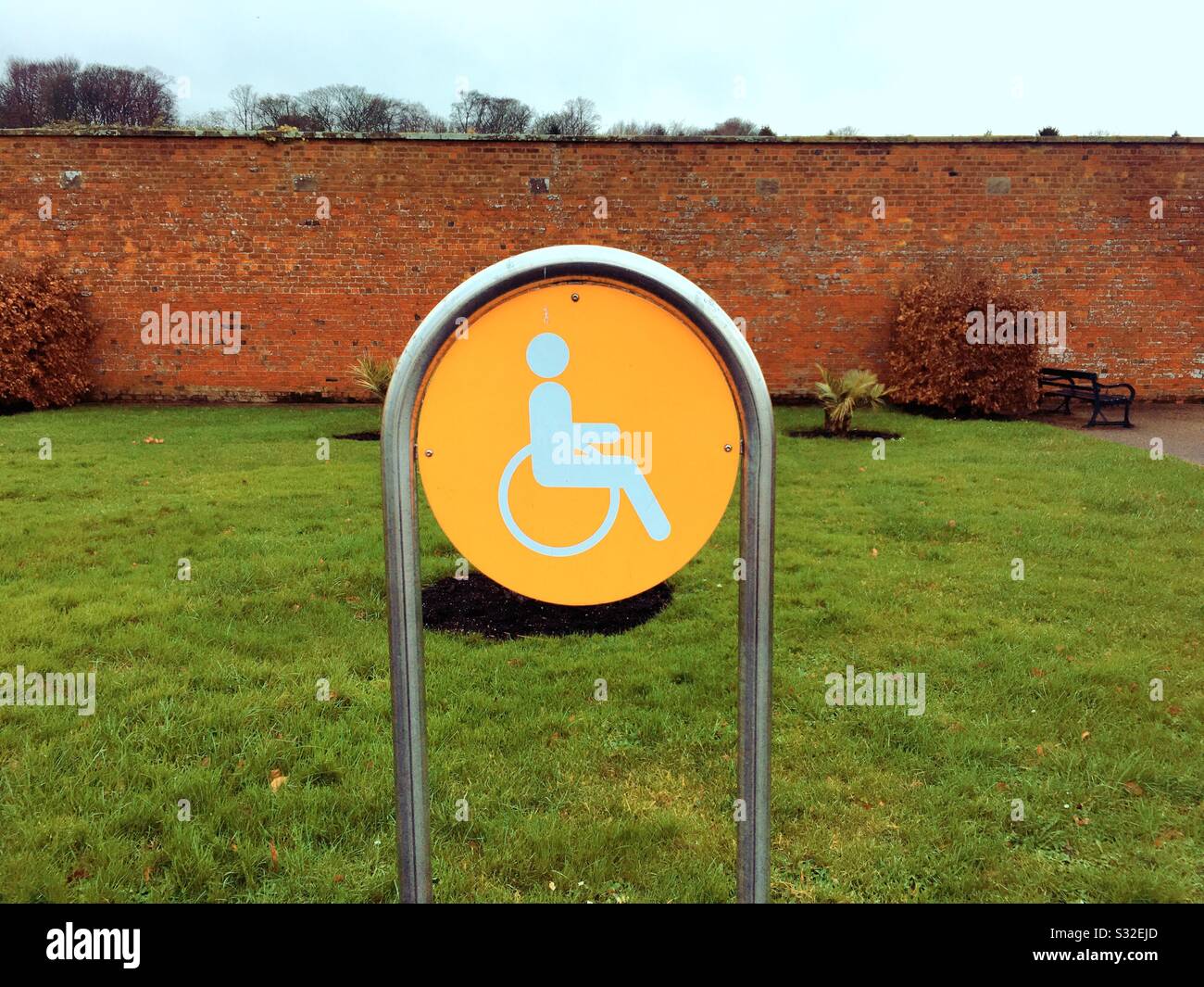 Disabled car park sign hi-res stock photography and images - Alamy