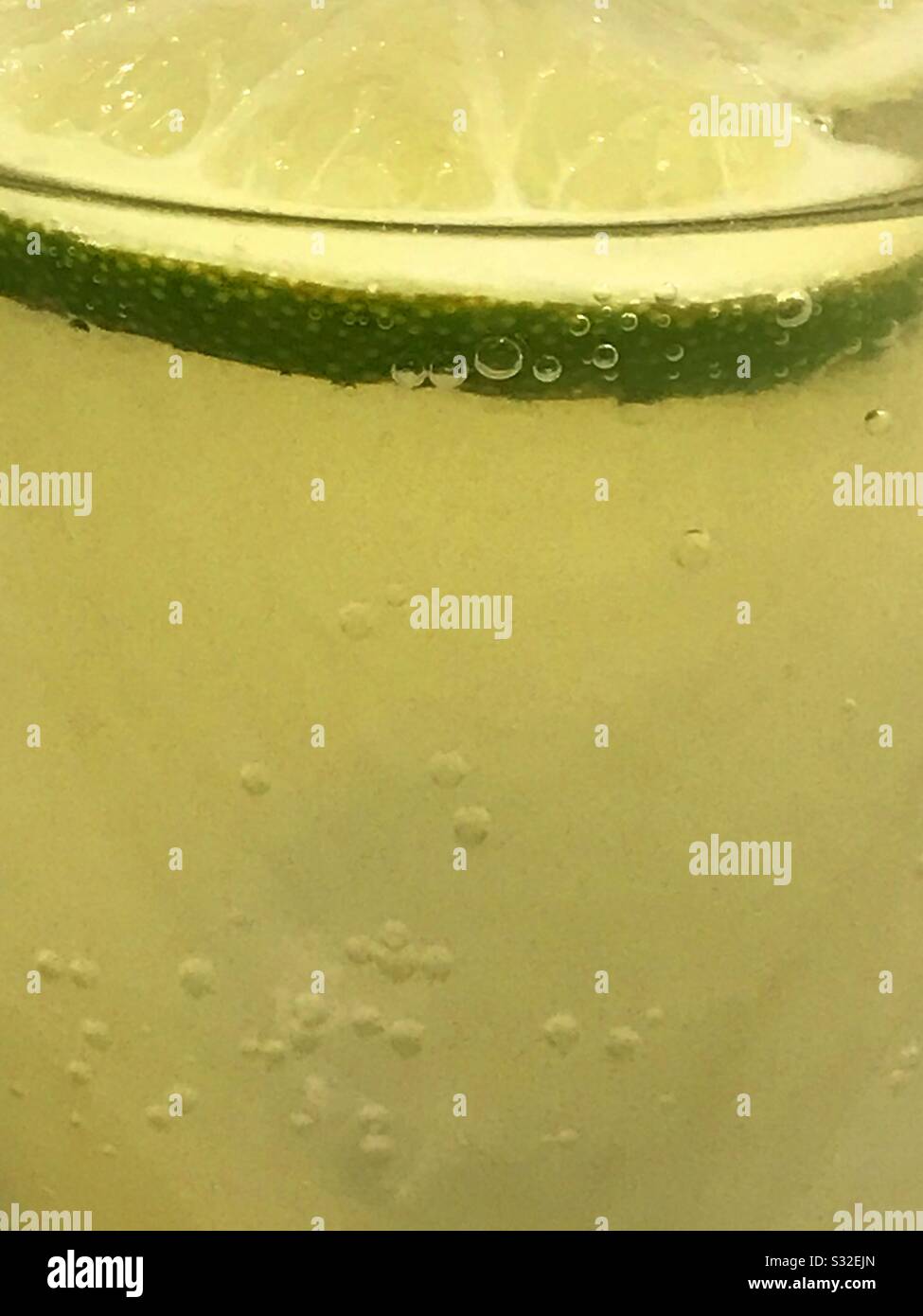 Slice of lemon floating in soft drink Stock Photo - Alamy