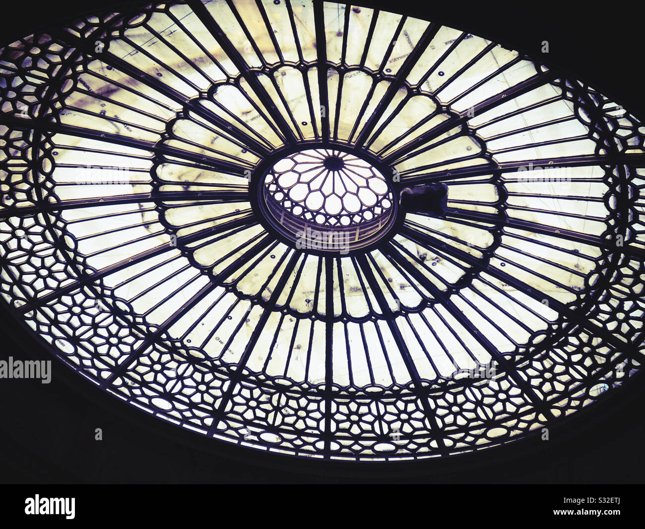 Optical illusion building hi-res stock photography and images - Alamy