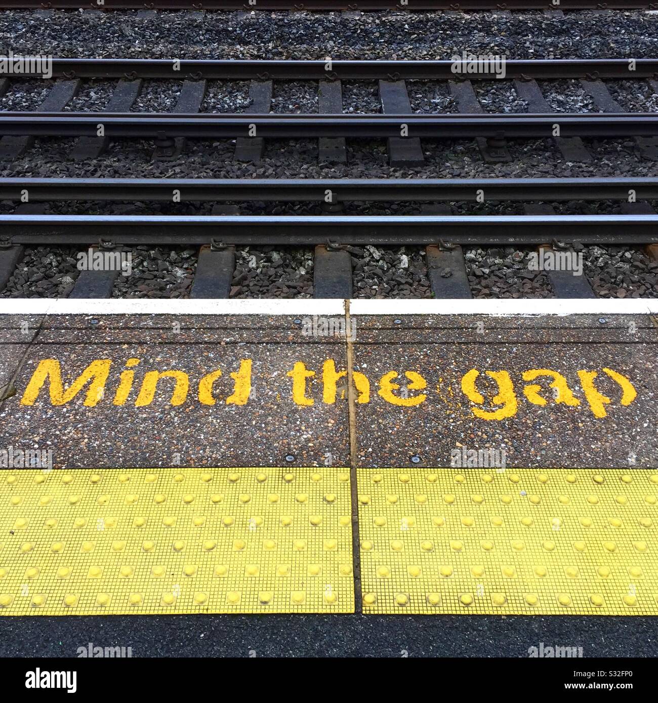 Mind the gap sign hi-res stock photography and images - Alamy