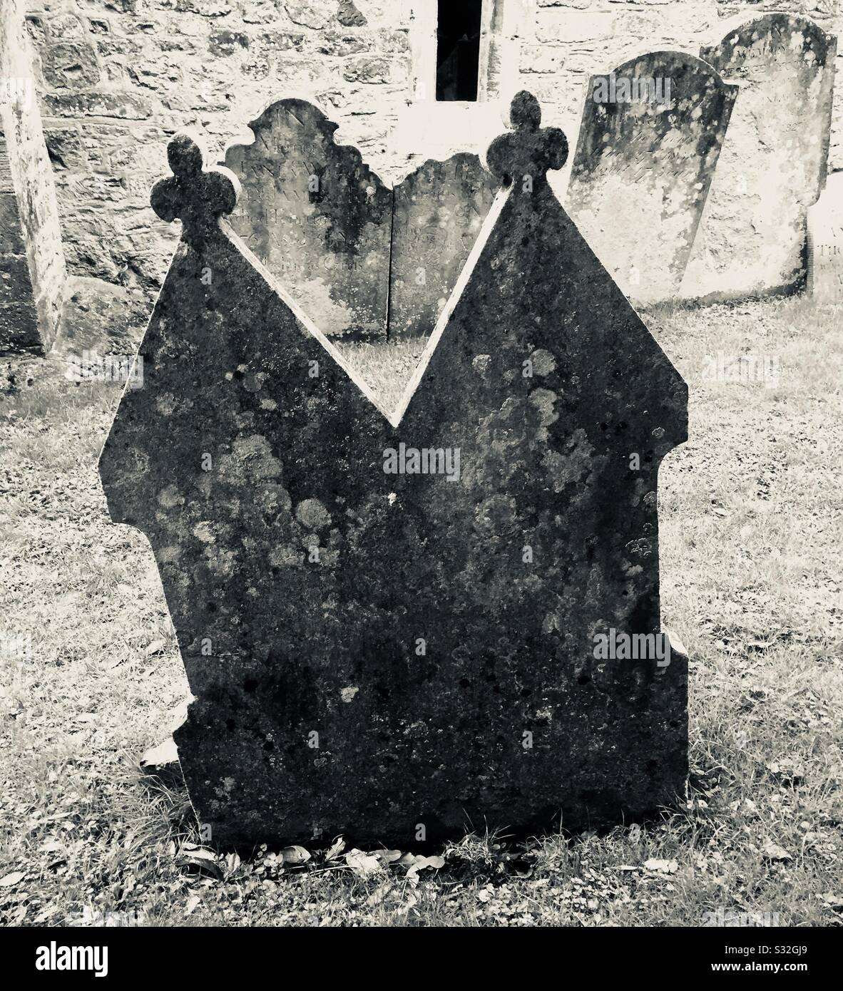 Gothic headstone hi-res stock photography and images - Alamy