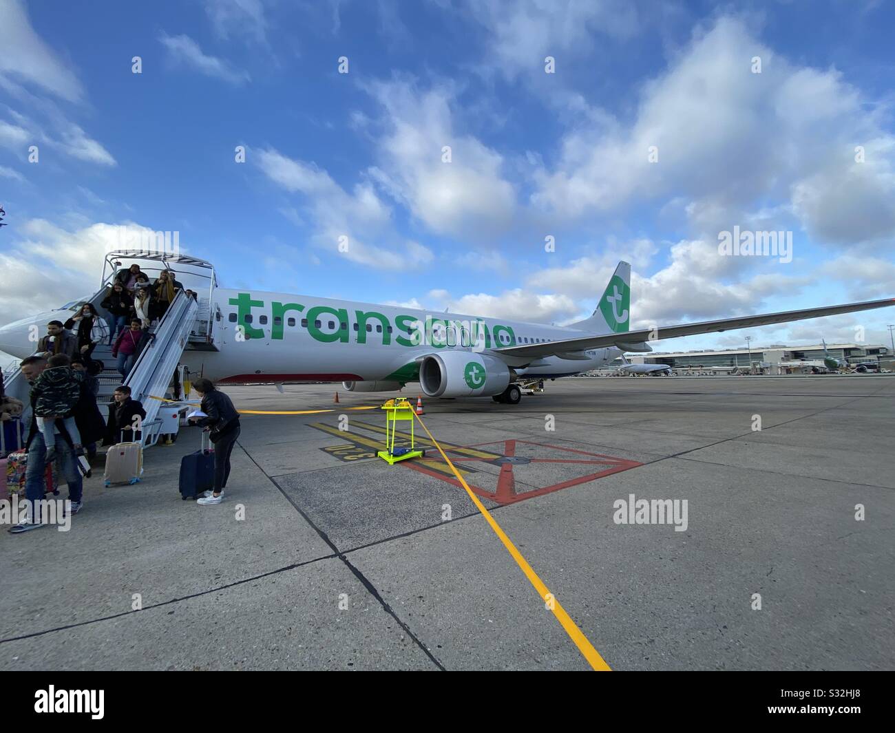 Plane on the ground hi-res stock photography and images - Alamy