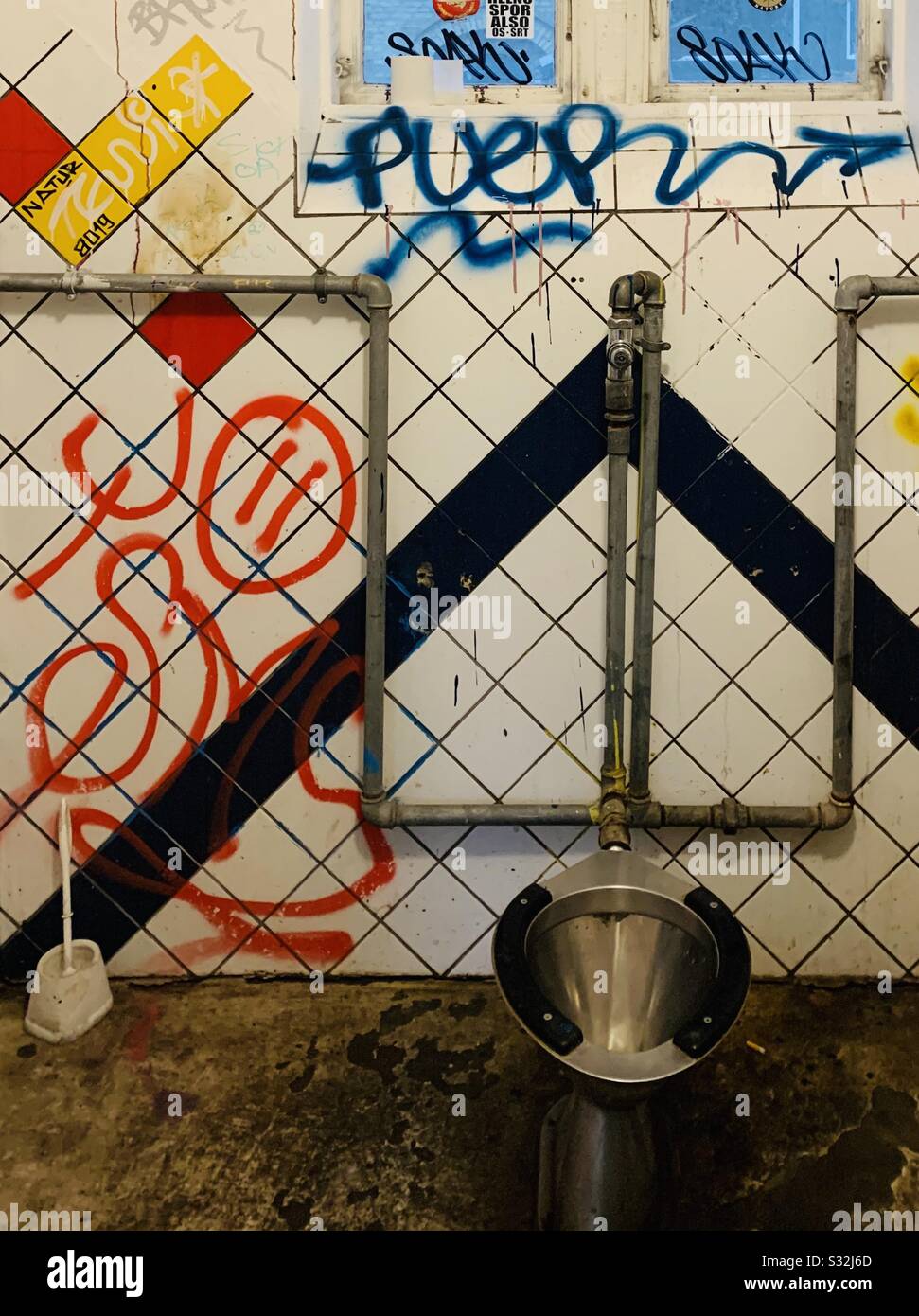Graffiti toilet hi-res stock photography and images - Alamy