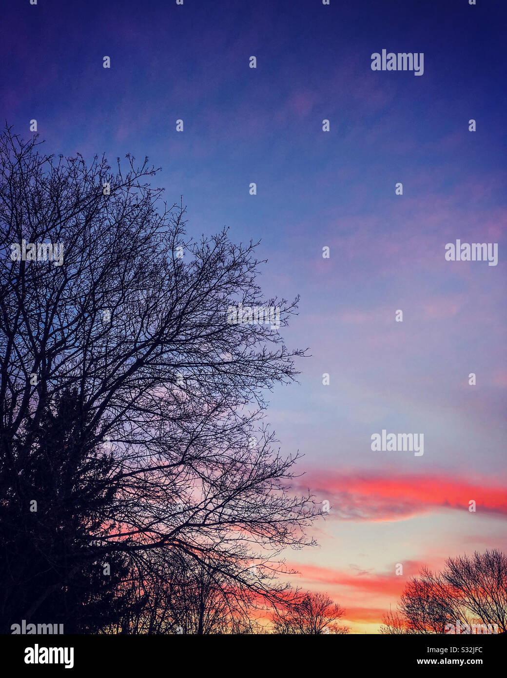 Sunset sky in winter smartphone stock photos and images - Alamy