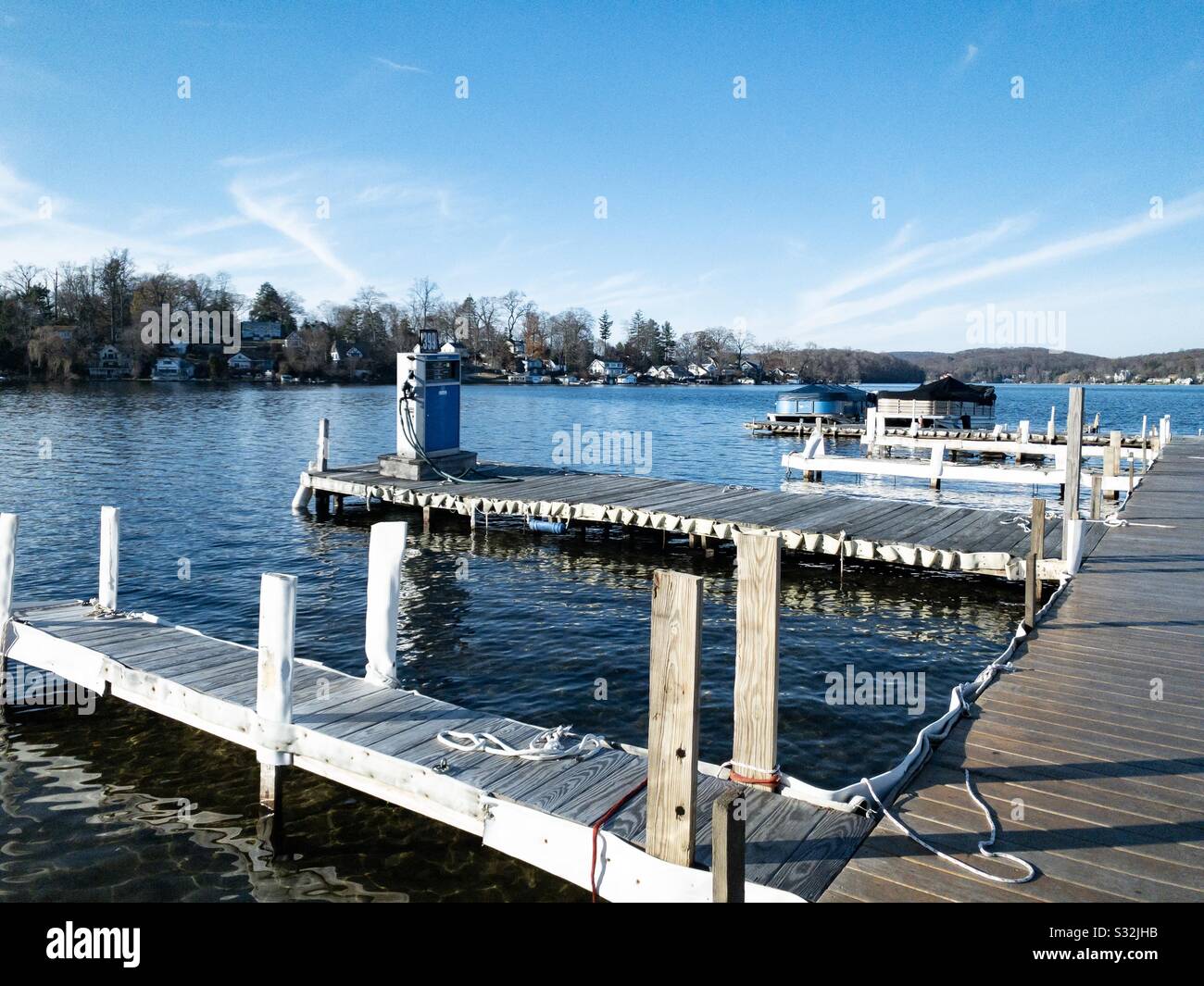 Lake boat dock hi-res stock photography and images - Alamy